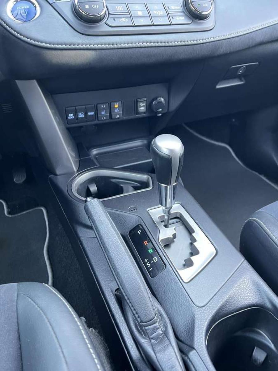 Grey Toyota RAV4 2016 in Utena, with an engine capacity of 2.49 L and mileage of 180 thousand km for 16750 €, photo 46 on AUTOMOTO.COM.LV