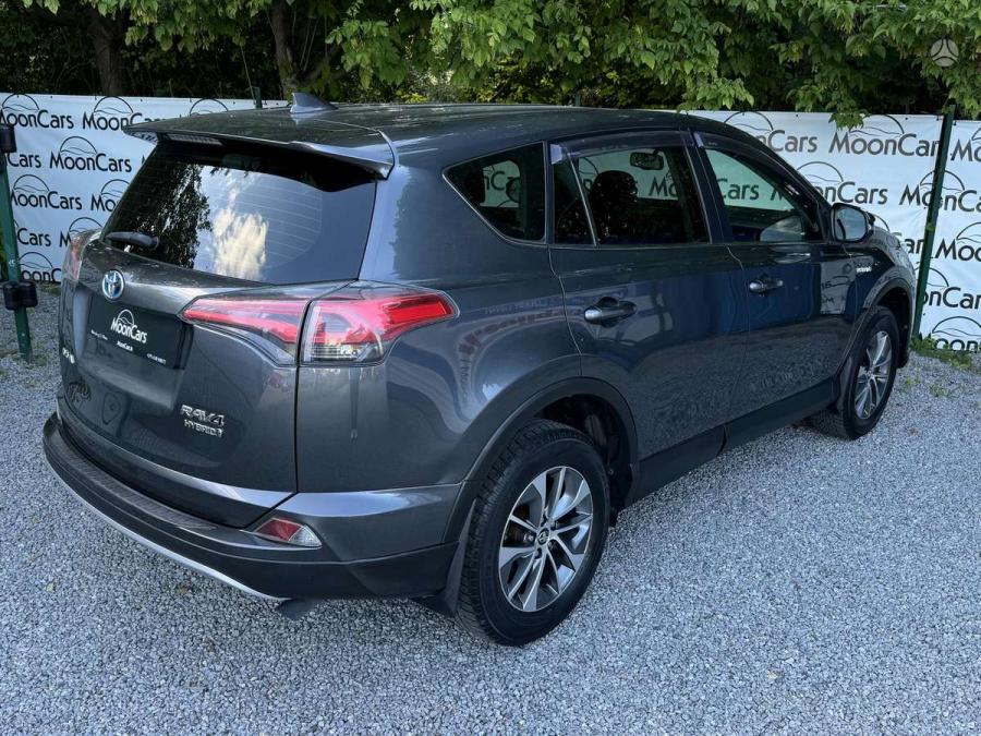 Grey Toyota RAV4 2016 in Vilnius, with an engine capacity of 2.49 L and mileage of 192 thousand km for 17200 €, photo 6 on AUTOMOTO.COM.LV