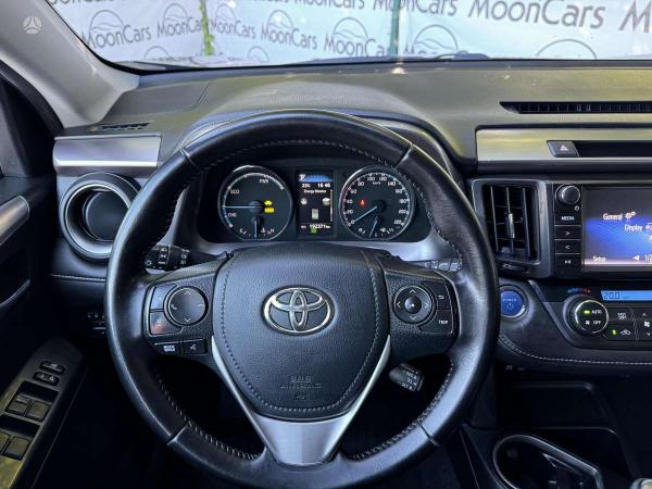 Grey Toyota RAV4 2016 in Vilnius, with an engine capacity of 2.49 L and mileage of 192 thousand km for 17200 €, photo 10 on AUTOMOTO.COM.LV