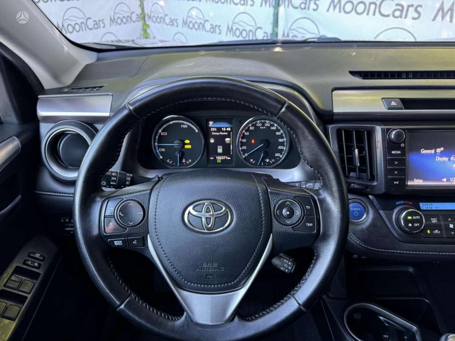 Grey Toyota RAV4 2016 in Vilnius, with an engine capacity of 2.49 L and mileage of 192 thousand km for 17200 €, photo 11 on AUTOMOTO.COM.LV