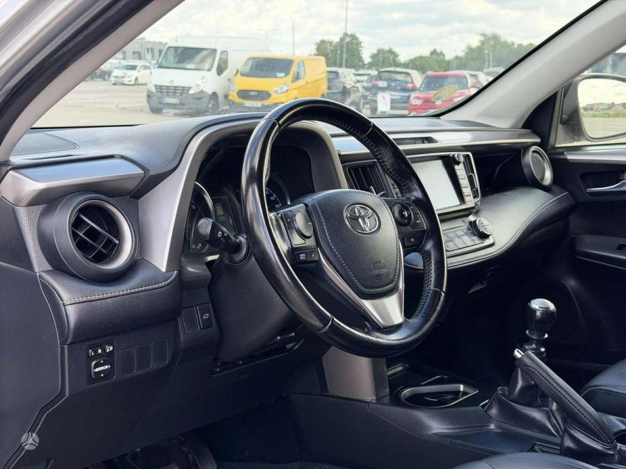 Pelēks Toyota RAV4 2016 Tauragė, ar dzinēja tilpumu 2.00 L un nobraukumu 197 tūkst. km par 13700 €, foto 11 vietnē AUTOMOTO.COM.LV