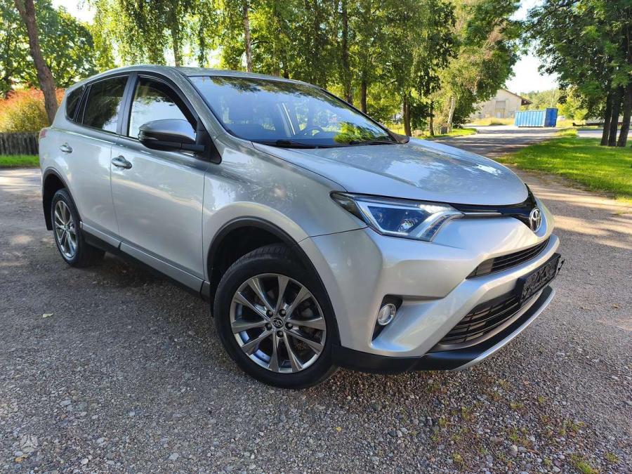 Grey Toyota RAV4 2016 in Utena, with an engine capacity of 2.00 L and mileage of 251 thousand km for 11700 €, photo 3 on AUTOMOTO.COM.LV