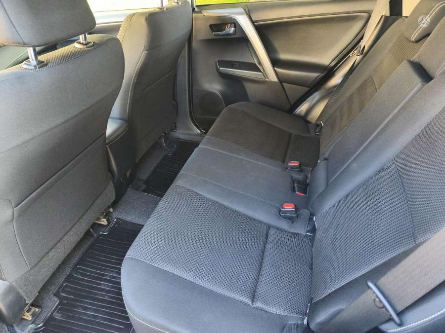 Grey Toyota RAV4 2016 in Utena, with an engine capacity of 2.00 L and mileage of 251 thousand km for 11700 €, photo 8 on AUTOMOTO.COM.LV