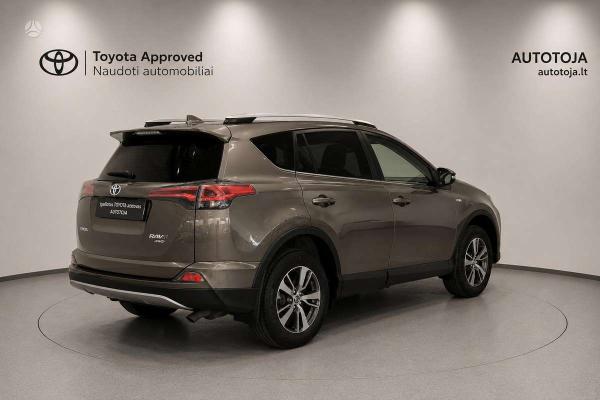 Pelēks Toyota RAV4 2016 Kauņa, ar dzinēja tilpumu 1.99 L un nobraukumu 188 tūkst. km par 13900 €, foto 2 vietnē AUTOMOTO.COM.LV