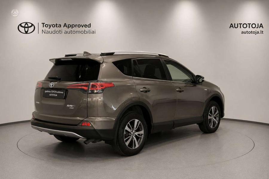 Grey Toyota RAV4 2016 in Kaunas, with an engine capacity of 1.99 L and mileage of 188 thousand km for 13900 €, photo 3 on AUTOMOTO.COM.LV