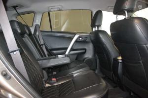 Grey Toyota RAV4 2016 in Kaunas, with an engine capacity of 1.99 L and mileage of 188 thousand km for 13900 €, photo 8 on AUTOMOTO.COM.LV