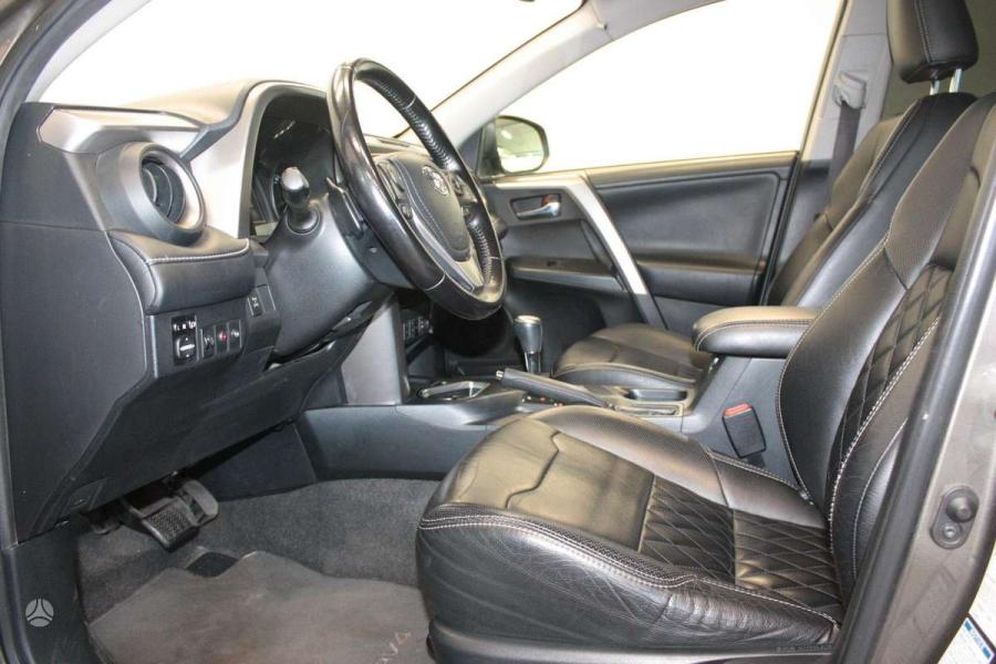 Grey Toyota RAV4 2016 in Kaunas, with an engine capacity of 1.99 L and mileage of 188 thousand km for 13900 €, photo 12 on AUTOMOTO.COM.LV