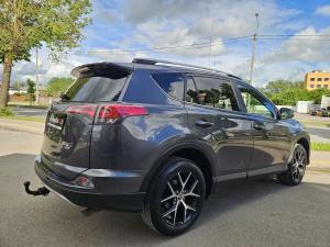 Pelēks Toyota RAV4 2016 Šauļi, ar dzinēja tilpumu 1.99 L un nobraukumu 166 tūkst. km par 16950 €, foto 7 vietnē AUTOMOTO.COM.LV