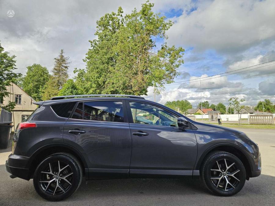 Pelēks Toyota RAV4 2016 Šauļi, ar dzinēja tilpumu 1.99 L un nobraukumu 166 tūkst. km par 16950 €, foto 8 vietnē AUTOMOTO.COM.LV