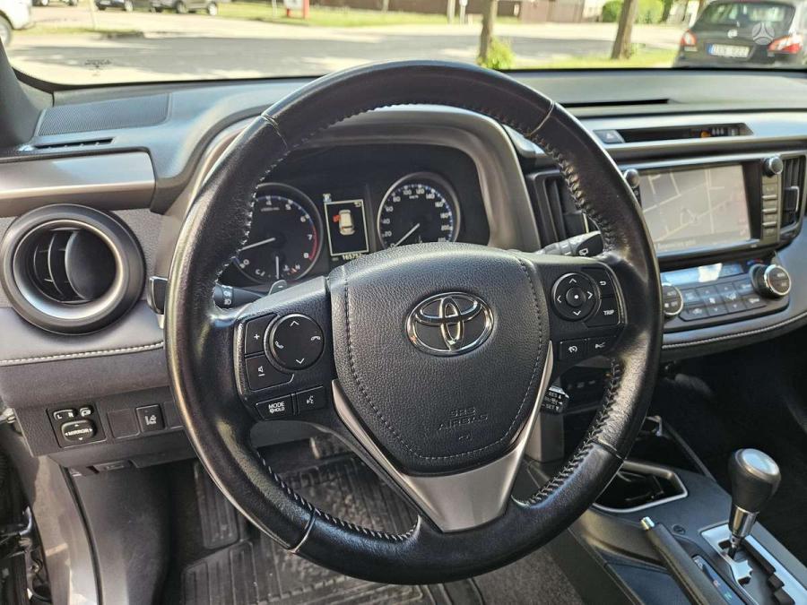 Pelēks Toyota RAV4 2016 Šauļi, ar dzinēja tilpumu 1.99 L un nobraukumu 166 tūkst. km par 16950 €, foto 24 vietnē AUTOMOTO.COM.LV