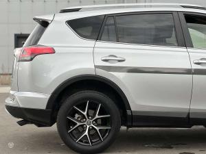 Pelēks Toyota RAV4 2016 Utena, ar dzinēja tilpumu 2.50 L un nobraukumu 179 tūkst. km par 16450 €, foto 25 vietnē AUTOMOTO.COM.LV