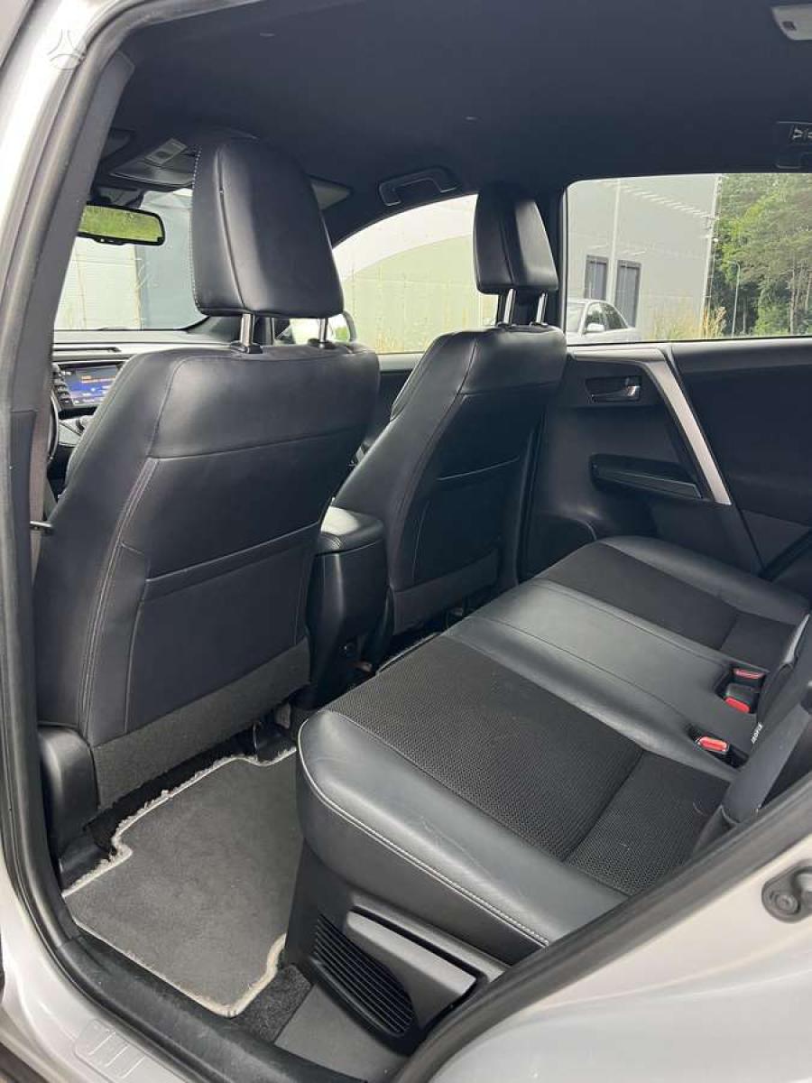 Pelēks Toyota RAV4 2016 Utena, ar dzinēja tilpumu 2.50 L un nobraukumu 179 tūkst. km par 16450 €, foto 29 vietnē AUTOMOTO.COM.LV