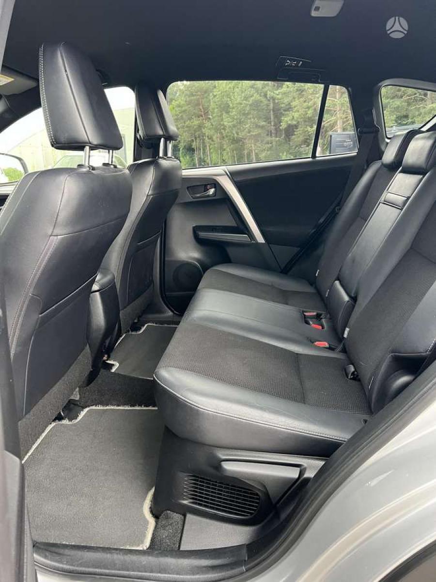 Pelēks Toyota RAV4 2016 Utena, ar dzinēja tilpumu 2.50 L un nobraukumu 179 tūkst. km par 16450 €, foto 30 vietnē AUTOMOTO.COM.LV