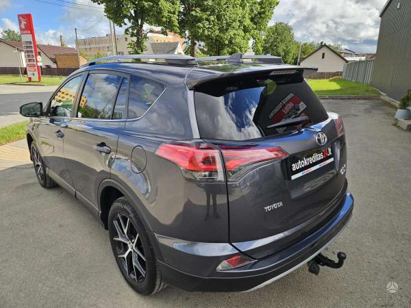 Grey Toyota RAV4 2016 in Siauliai, with an engine capacity of 1.99 L and mileage of 166 thousand km for 16950 €, photo 8 on AUTOMOTO.COM.LV