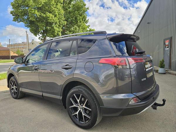 Grey Toyota RAV4 2016 in Siauliai, with an engine capacity of 1.99 L and mileage of 166 thousand km for 16950 €, photo 9 on AUTOMOTO.COM.LV