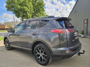 Grey Toyota RAV4 2016 in Siauliai, with an engine capacity of 1.99 L and mileage of 166 thousand km for 16950 €, photo 10 on AUTOMOTO.COM.LV