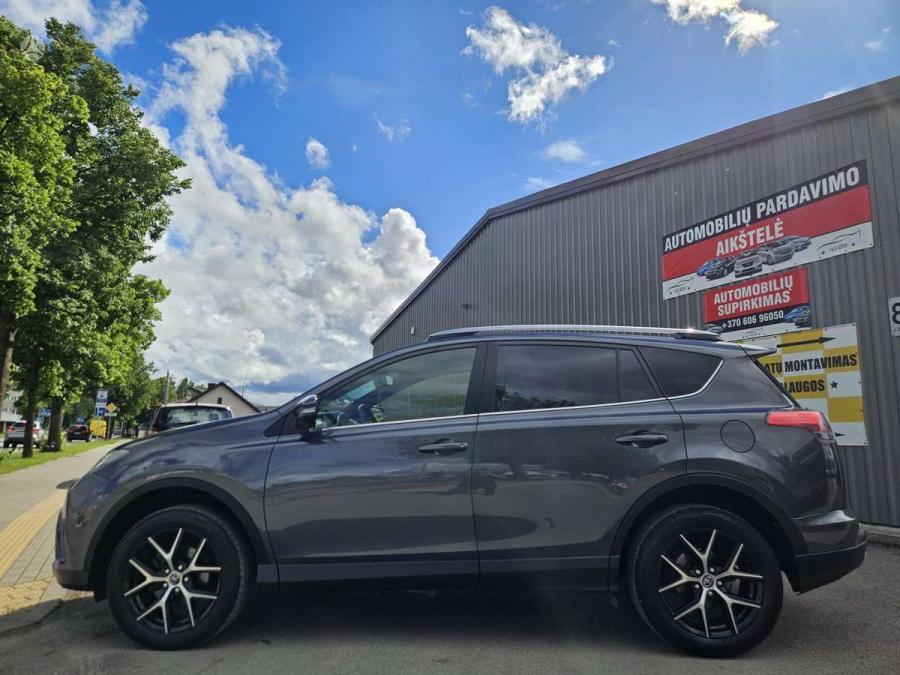 Grey Toyota RAV4 2016 in Siauliai, with an engine capacity of 1.99 L and mileage of 166 thousand km for 16950 €, photo 11 on AUTOMOTO.COM.LV