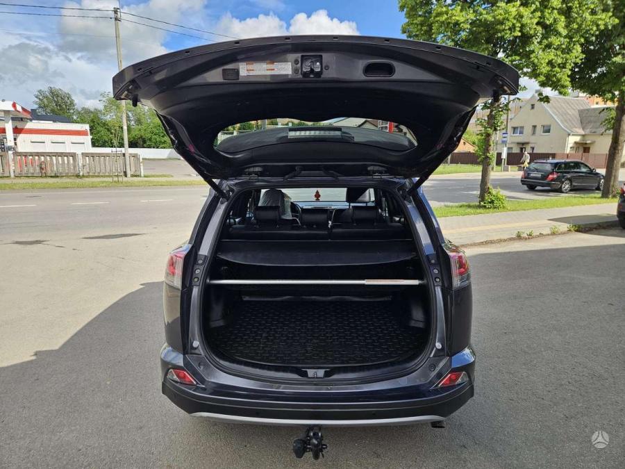 Grey Toyota RAV4 2016 in Siauliai, with an engine capacity of 1.99 L and mileage of 166 thousand km for 16950 €, photo 13 on AUTOMOTO.COM.LV