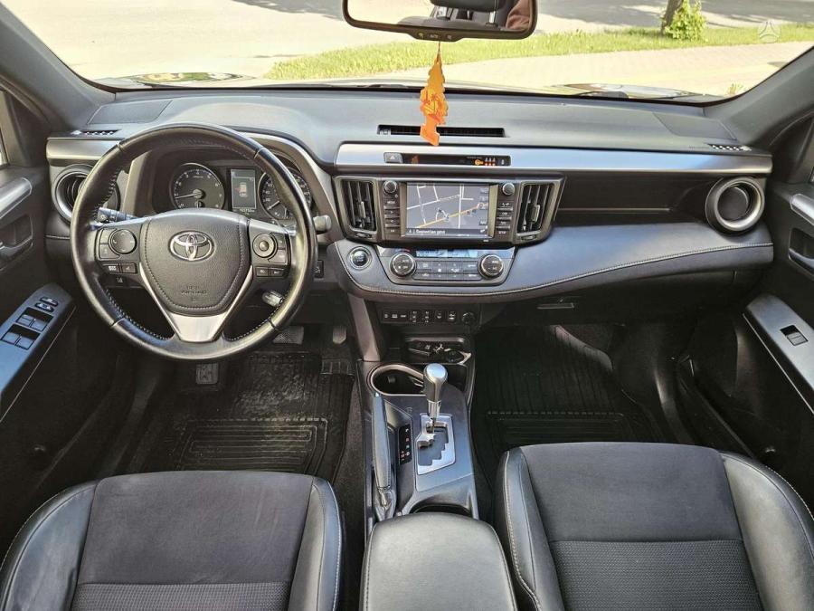 Grey Toyota RAV4 2016 in Siauliai, with an engine capacity of 1.99 L and mileage of 166 thousand km for 16950 €, photo 16 on AUTOMOTO.COM.LV