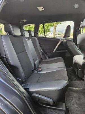 Grey Toyota RAV4 2016 in Siauliai, with an engine capacity of 1.99 L and mileage of 166 thousand km for 16950 €, photo 19 on AUTOMOTO.COM.LV
