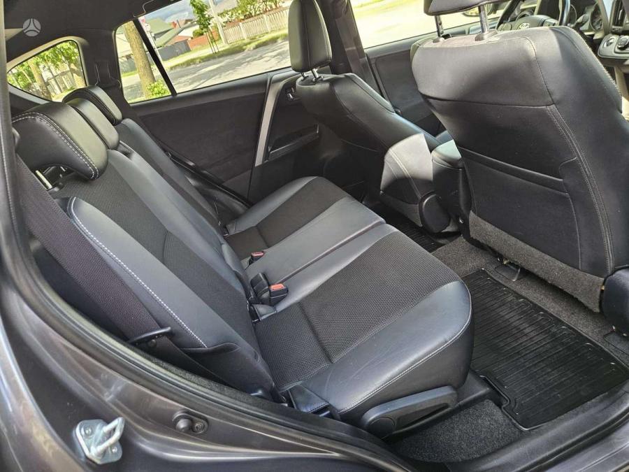 Grey Toyota RAV4 2016 in Siauliai, with an engine capacity of 1.99 L and mileage of 166 thousand km for 16950 €, photo 20 on AUTOMOTO.COM.LV