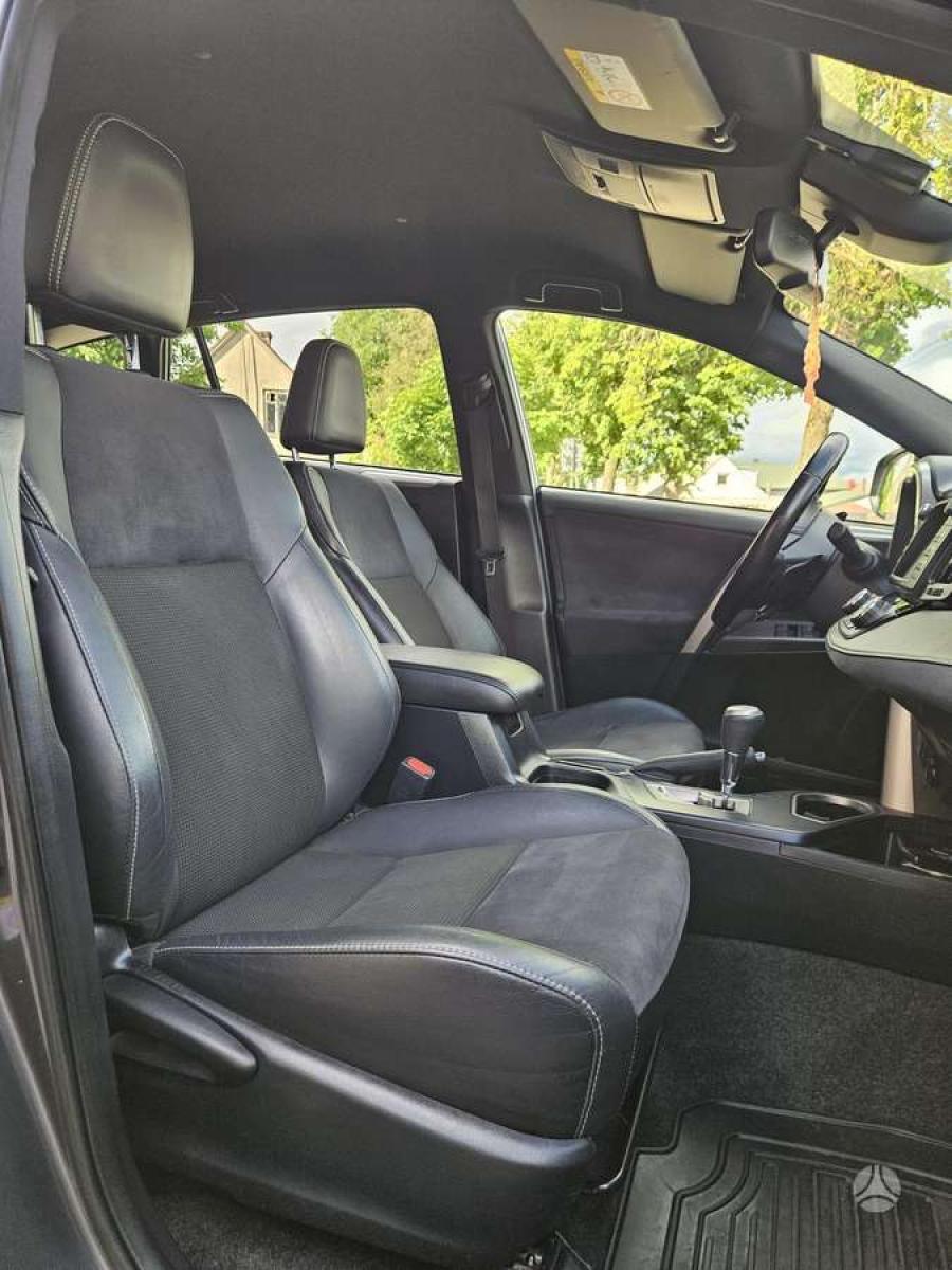 Grey Toyota RAV4 2016 in Siauliai, with an engine capacity of 1.99 L and mileage of 166 thousand km for 16950 €, photo 21 on AUTOMOTO.COM.LV