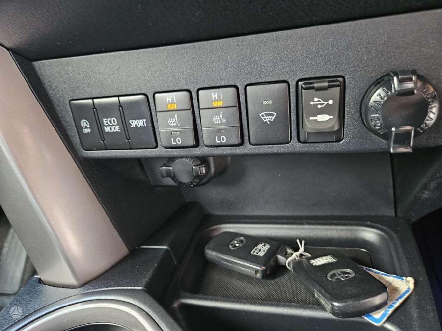 Grey Toyota RAV4 2016 in Siauliai, with an engine capacity of 1.99 L and mileage of 166 thousand km for 16950 €, photo 27 on AUTOMOTO.COM.LV