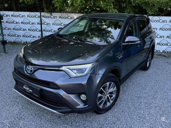 Grey Toyota RAV4 2016 in Vilnius, with an engine capacity of 2.49 L and mileage of 192 thousand km for 17200 €, photo 1 on AUTOMOTO.COM.LV