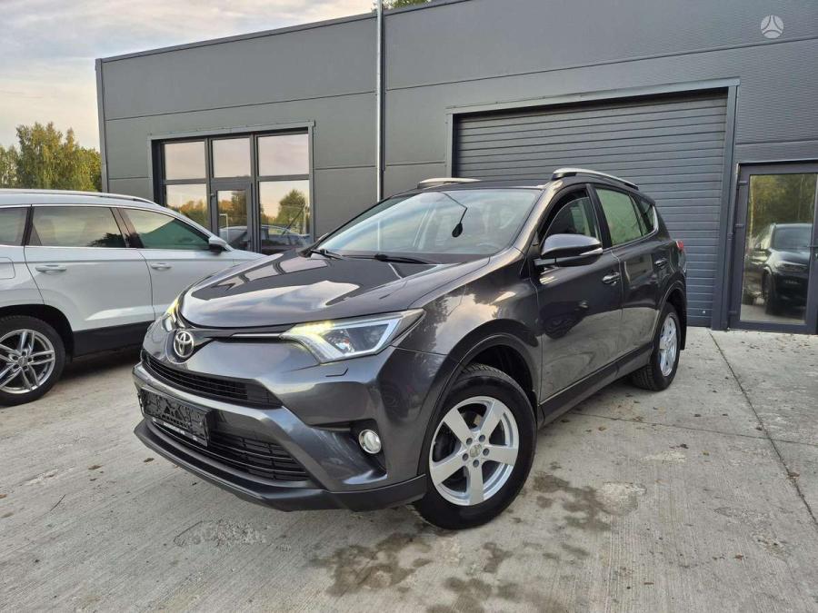 Grey Toyota RAV4 2016 in Utena, with an engine capacity of 2.00 L and mileage of 196 thousand km for 12490 €, photo 1 on AUTOMOTO.COM.LV