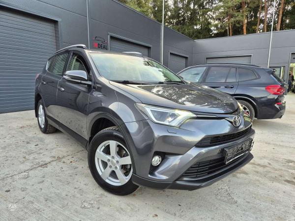 Grey Toyota RAV4 2016 in Utena, with an engine capacity of 2.00 L and mileage of 196 thousand km for 12490 €, photo 3 on AUTOMOTO.COM.LV