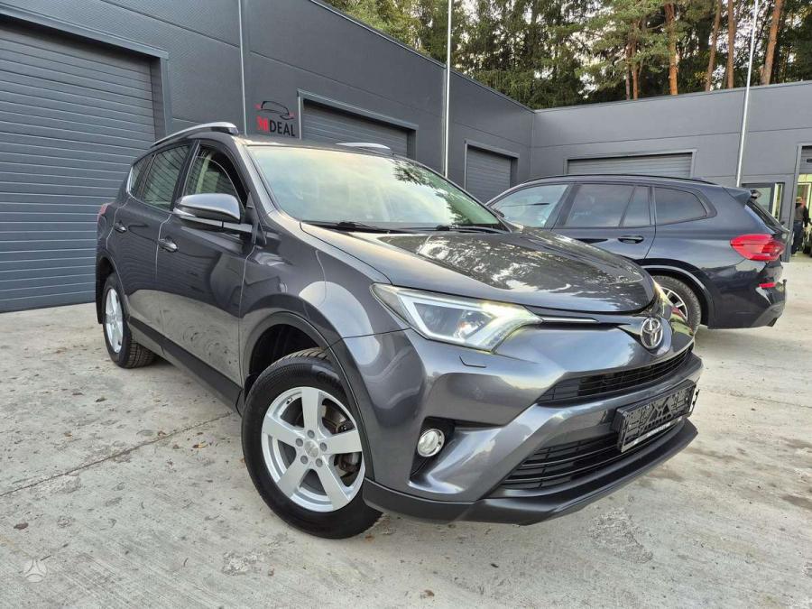 Grey Toyota RAV4 2016 in Utena, with an engine capacity of 2.00 L and mileage of 196 thousand km for 12490 €, photo 3 on AUTOMOTO.COM.LV