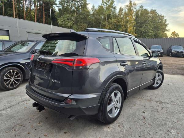 Grey Toyota RAV4 2016 in Utena, with an engine capacity of 2.00 L and mileage of 196 thousand km for 12490 €, photo 4 on AUTOMOTO.COM.LV
