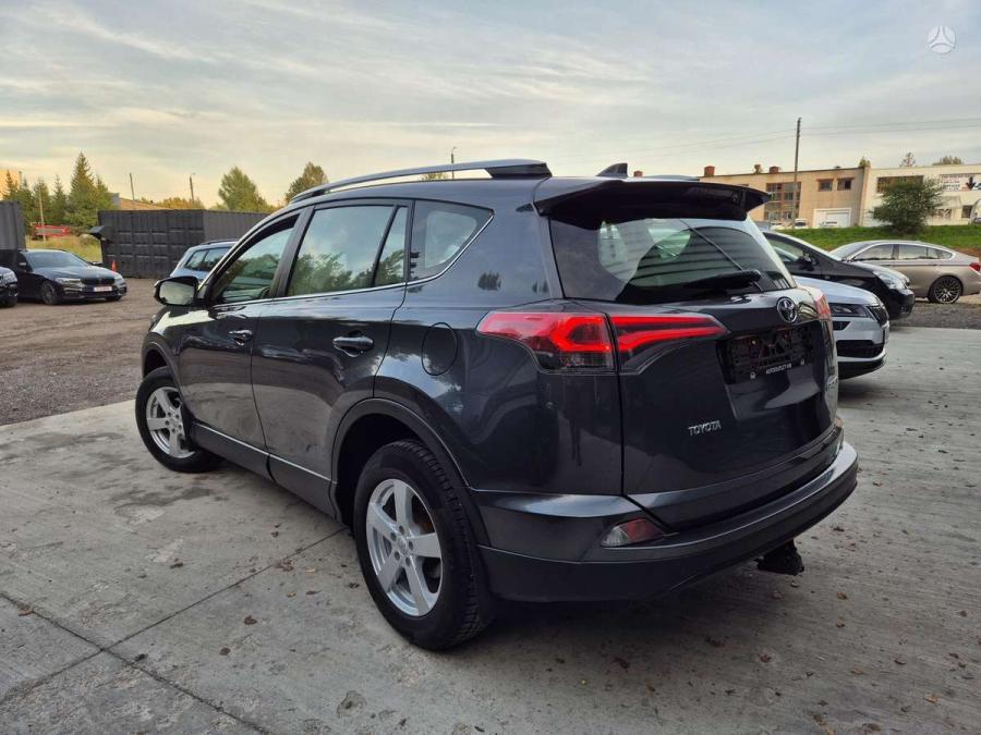 Grey Toyota RAV4 2016 in Utena, with an engine capacity of 2.00 L and mileage of 196 thousand km for 12490 €, photo 5 on AUTOMOTO.COM.LV