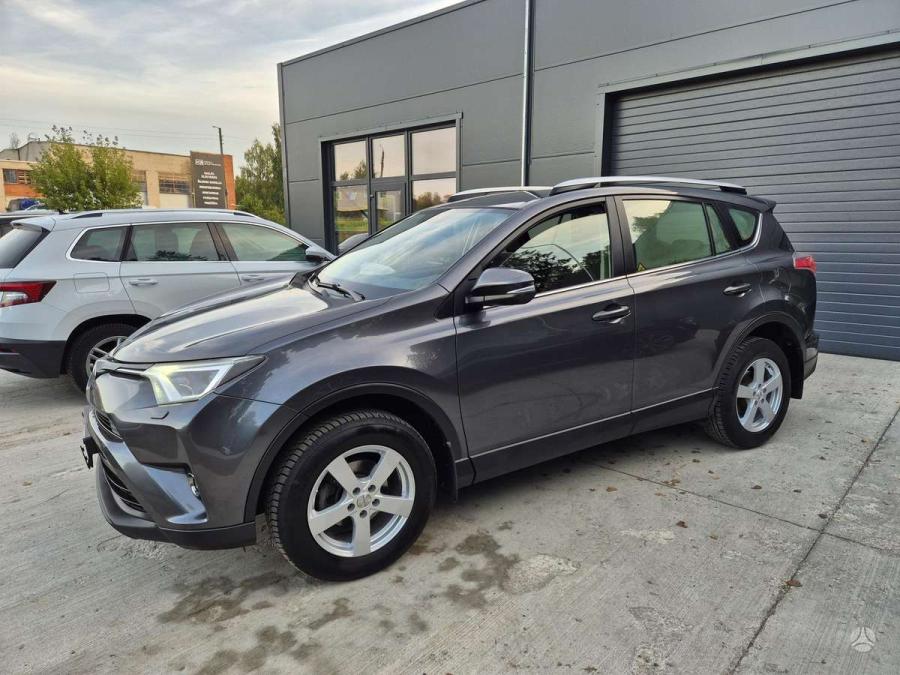 Grey Toyota RAV4 2016 in Utena, with an engine capacity of 2.00 L and mileage of 196 thousand km for 12490 €, photo 6 on AUTOMOTO.COM.LV