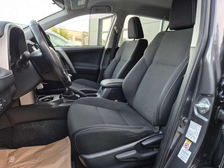 Grey Toyota RAV4 2016 in Utena, with an engine capacity of 2.00 L and mileage of 196 thousand km for 12490 €, photo 12 on AUTOMOTO.COM.LV