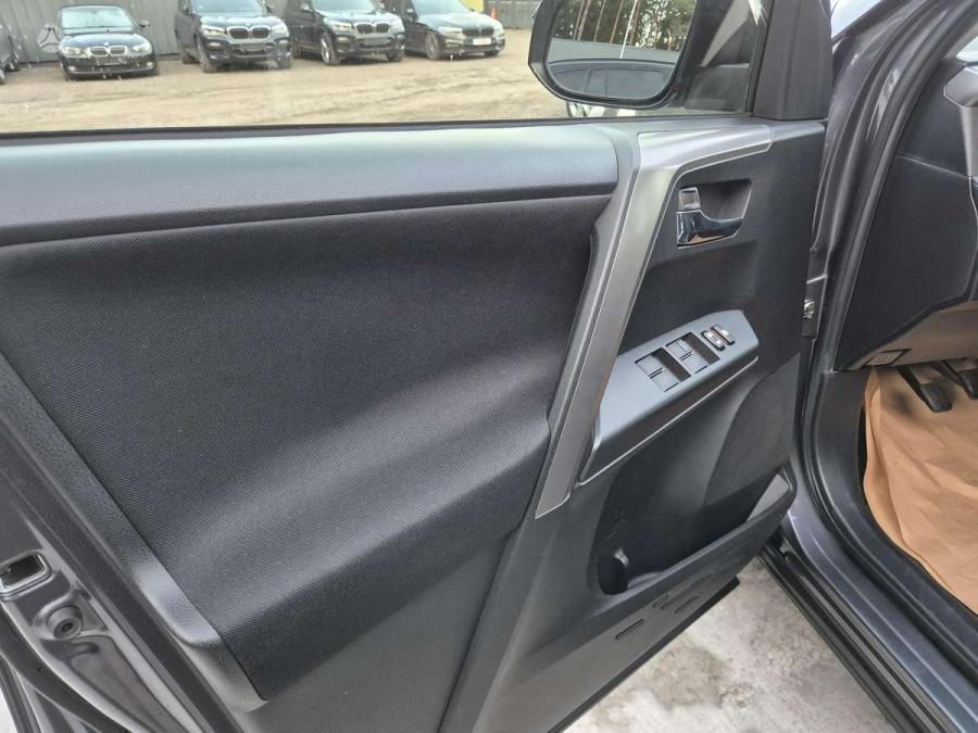Grey Toyota RAV4 2016 in Utena, with an engine capacity of 2.00 L and mileage of 196 thousand km for 12490 €, photo 14 on AUTOMOTO.COM.LV