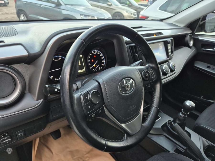 Grey Toyota RAV4 2016 in Utena, with an engine capacity of 2.00 L and mileage of 196 thousand km for 12490 €, photo 20 on AUTOMOTO.COM.LV