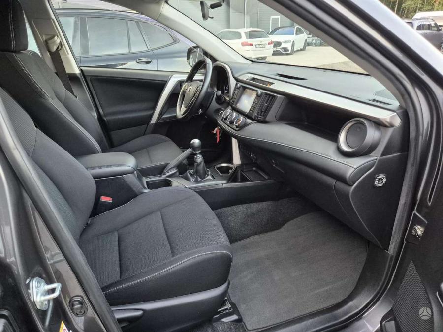Grey Toyota RAV4 2016 in Utena, with an engine capacity of 2.00 L and mileage of 196 thousand km for 12490 €, photo 22 on AUTOMOTO.COM.LV