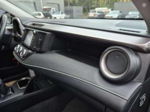 Grey Toyota RAV4 2016 in Utena, with an engine capacity of 2.00 L and mileage of 196 thousand km for 12490 €, photo 24 on AUTOMOTO.COM.LV