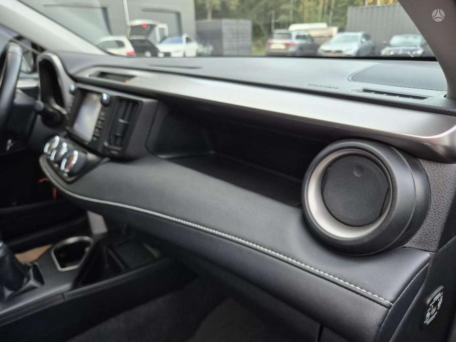 Grey Toyota RAV4 2016 in Utena, with an engine capacity of 2.00 L and mileage of 196 thousand km for 12490 €, photo 24 on AUTOMOTO.COM.LV