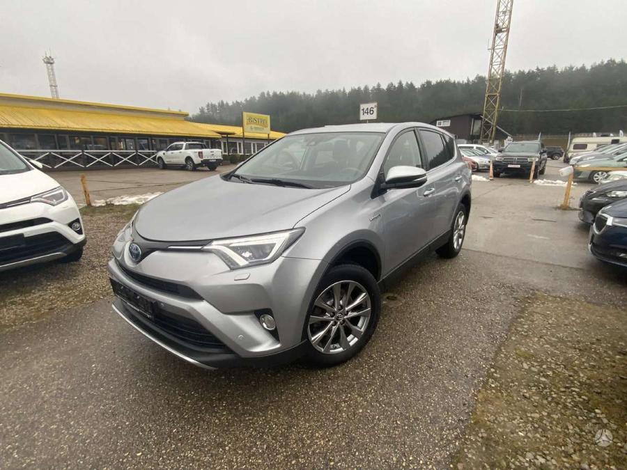 Pelēks Toyota RAV4 2017 Viļņa, ar dzinēja tilpumu 2.49 L un nobraukumu 119 tūkst. km par 18750 €, foto 1 vietnē AUTOMOTO.COM.LV