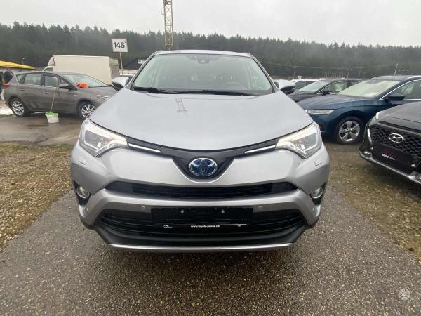 Pelēks Toyota RAV4 2017 Viļņa, ar dzinēja tilpumu 2.49 L un nobraukumu 119 tūkst. km par 18750 €, foto 2 vietnē AUTOMOTO.COM.LV