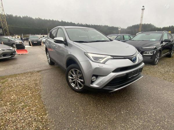 Pelēks Toyota RAV4 2017 Viļņa, ar dzinēja tilpumu 2.49 L un nobraukumu 119 tūkst. km par 18750 €, foto 3 vietnē AUTOMOTO.COM.LV