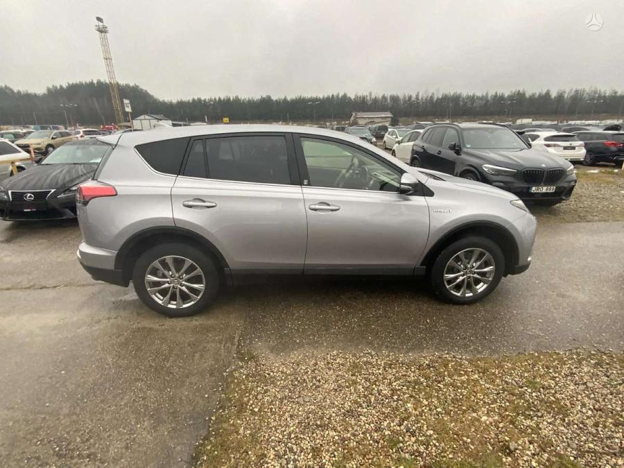 Pelēks Toyota RAV4 2017 Viļņa, ar dzinēja tilpumu 2.49 L un nobraukumu 119 tūkst. km par 18750 €, foto 4 vietnē AUTOMOTO.COM.LV
