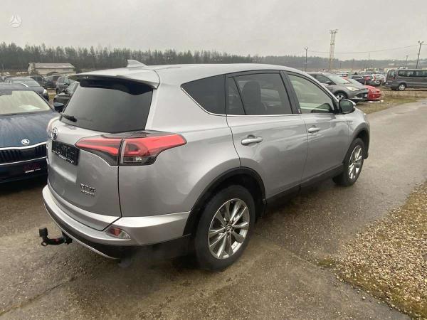 Pelēks Toyota RAV4 2017 Viļņa, ar dzinēja tilpumu 2.49 L un nobraukumu 119 tūkst. km par 18750 €, foto 5 vietnē AUTOMOTO.COM.LV