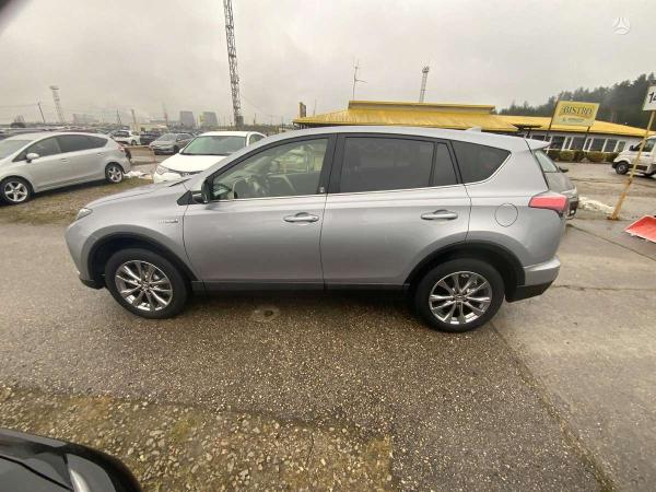 Pelēks Toyota RAV4 2017 Viļņa, ar dzinēja tilpumu 2.49 L un nobraukumu 119 tūkst. km par 18750 €, foto 8 vietnē AUTOMOTO.COM.LV