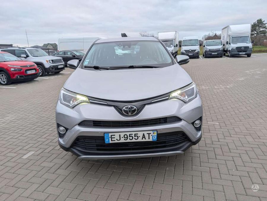 Grey Toyota RAV4 2017 in Taurage, with an engine capacity of 2.00 L and mileage of 215 thousand km for 11900 €, photo 2 on AUTOMOTO.COM.LV