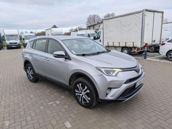Grey Toyota RAV4 2017 in Taurage, with an engine capacity of 2.00 L and mileage of 215 thousand km for 11900 €, photo 3 on AUTOMOTO.COM.LV
