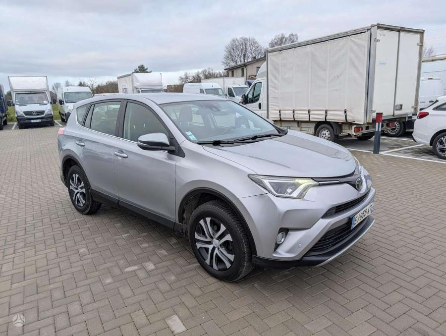 Grey Toyota RAV4 2017 in Taurage, with an engine capacity of 2.00 L and mileage of 215 thousand km for 11900 €, photo 3 on AUTOMOTO.COM.LV