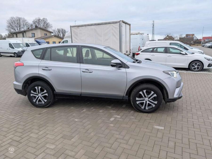 Grey Toyota RAV4 2017 in Taurage, with an engine capacity of 2.00 L and mileage of 215 thousand km for 11900 €, photo 4 on AUTOMOTO.COM.LV
